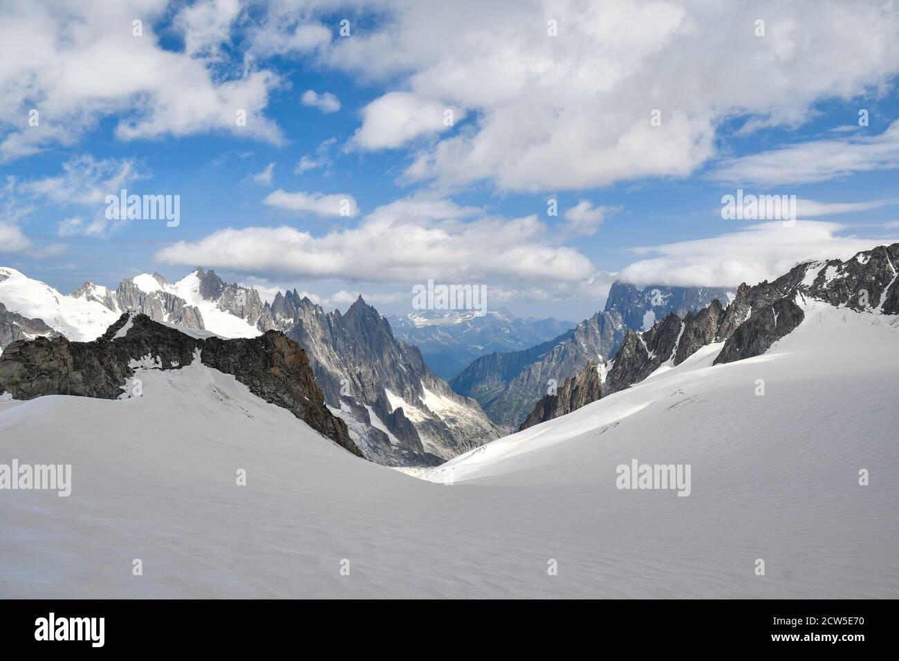 Vetta montana del massiccio del Monte Bianco al confine franco-italiano ...