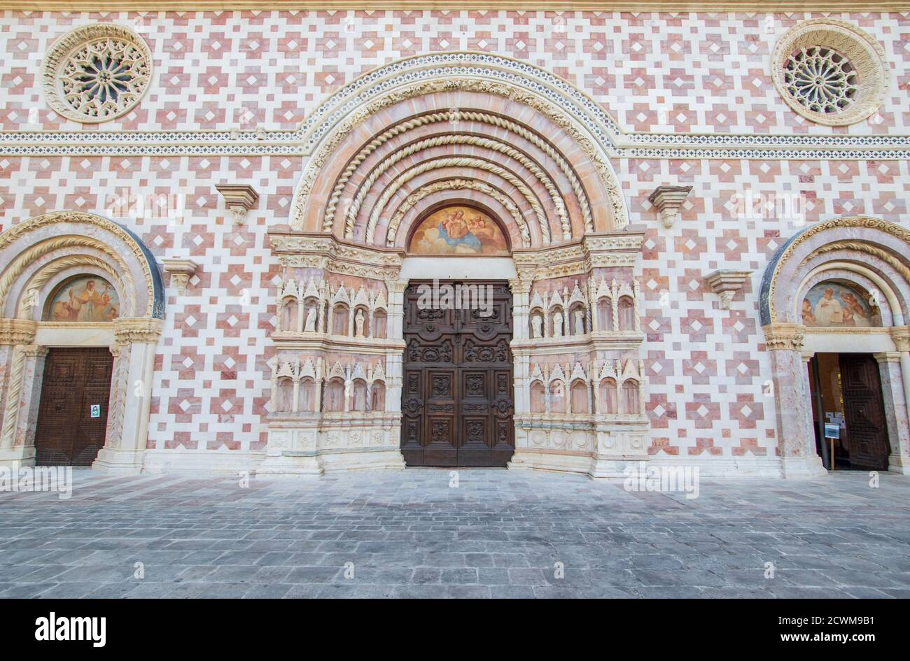 Santa Maria di Collemaggio, una delle chiese medievali più belle d ...