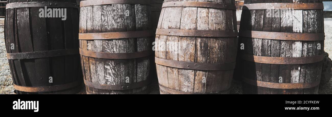 Vecchi barili di legno sporchi e intemperie con cerchi in barile ...