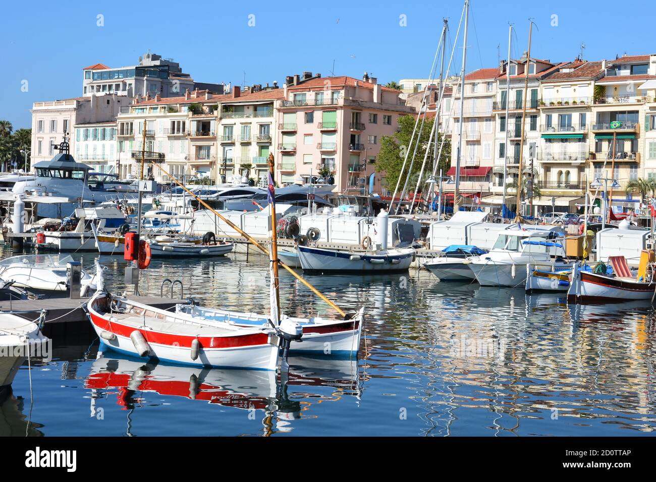 Cannes vecchia città immagini e fotografie stock ad alta risoluzione ...