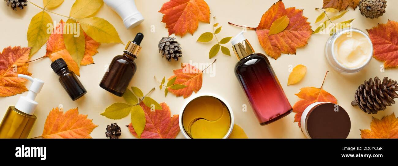 Prodotti autunnali Skin Care e foglie autunnali su sfondo giallo, posa ...