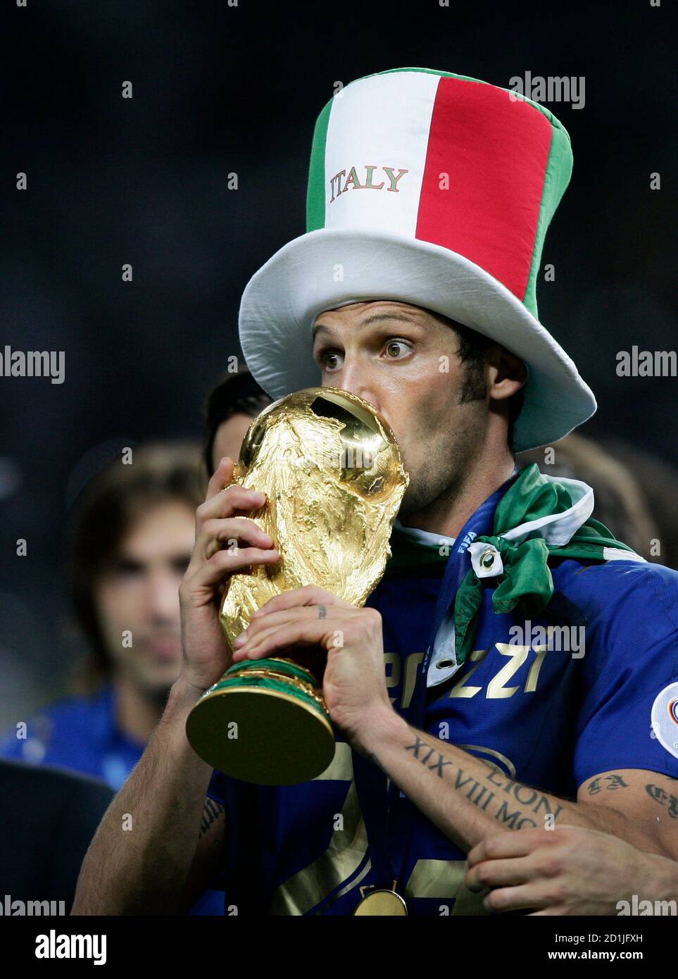 Italia marco materazzi bacia il trofeo della coppa del mondo immagini e ...