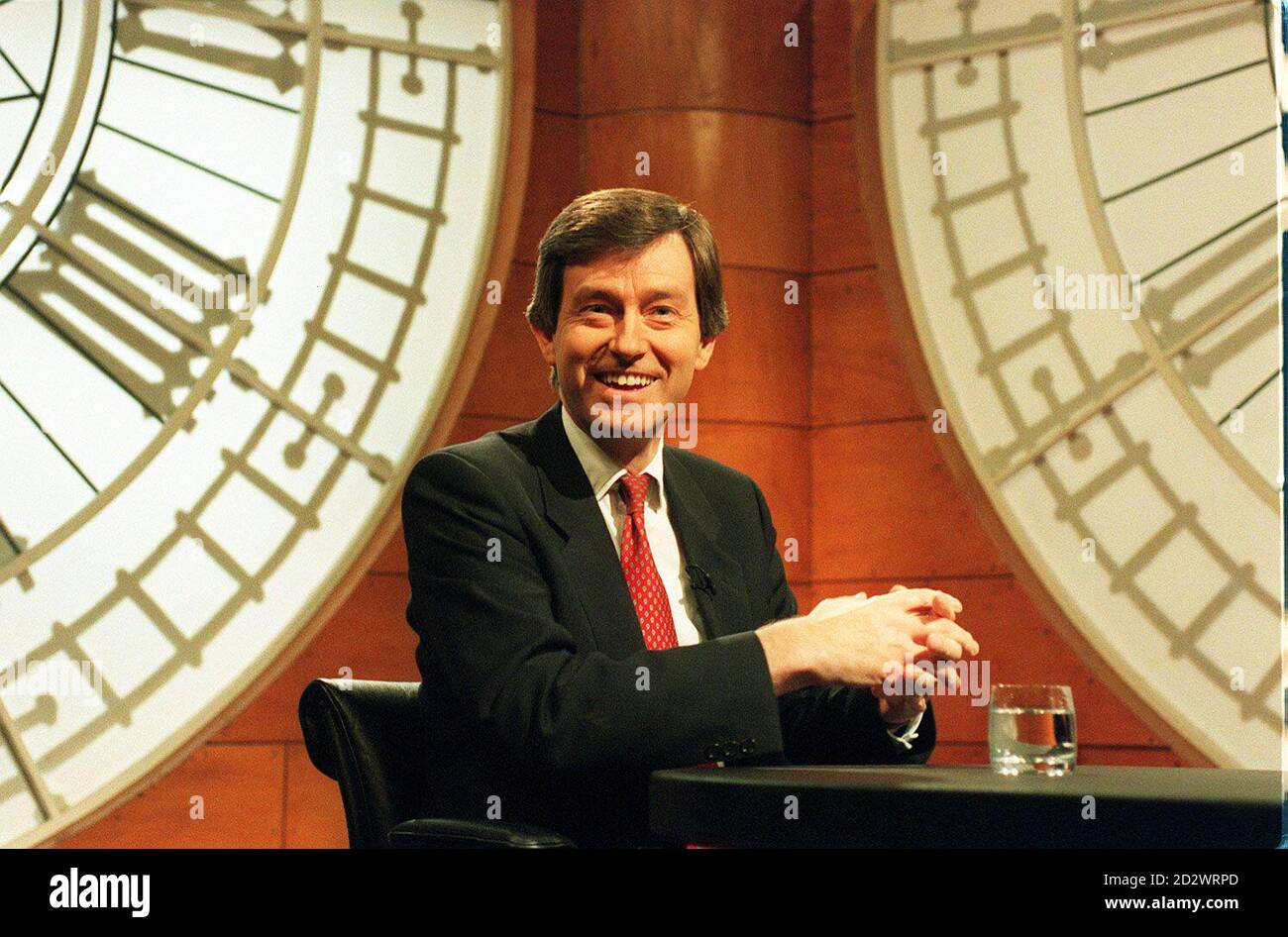 Il Segretario della Salute Stephen Dorrell nello studio della BBC di ...