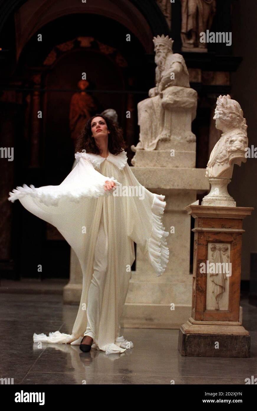 Betti Romani modella un abito in chiffon bianco drappy degli anni '90 ...