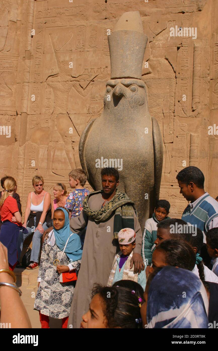 Statua di dio horus come falco in tempio di edfu immagini e fotografie ...