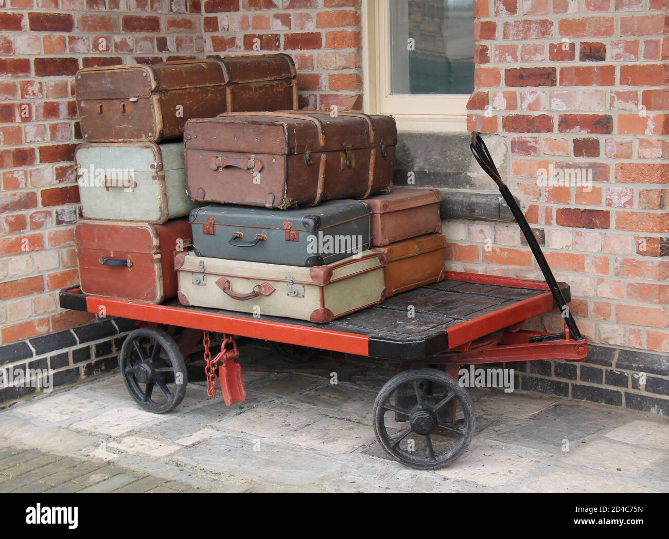 Portiere ferroviario con carrello portabagagli immagini e fotografie ...