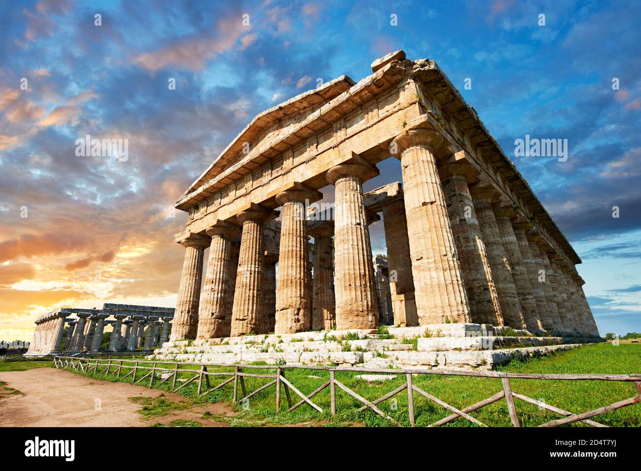 L'antico tempio greco dorico di Hera di Paestum costruito intorno al ...