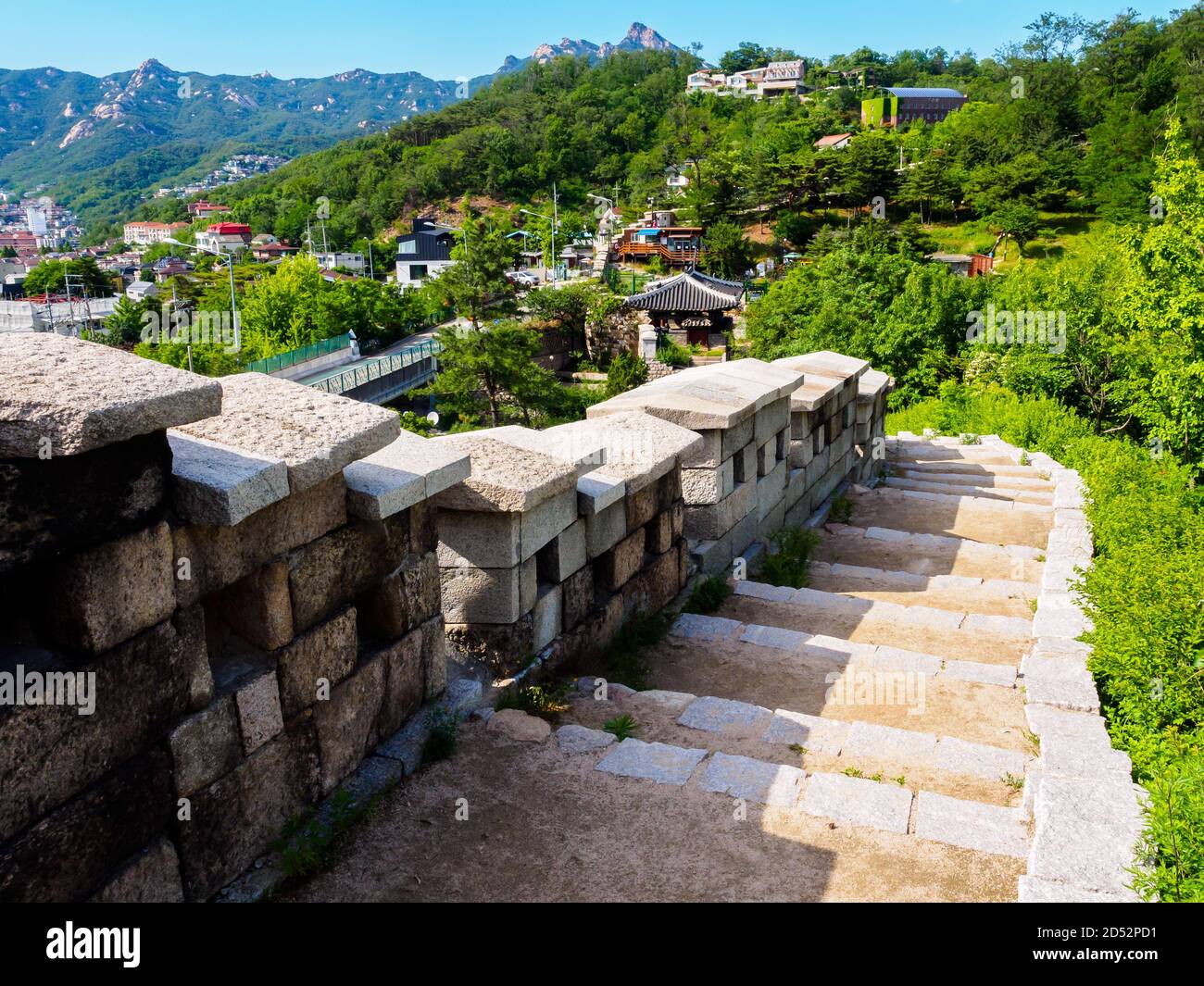 Le mura della città di Seoul, le antiche mura storiche in pietra, la ...
