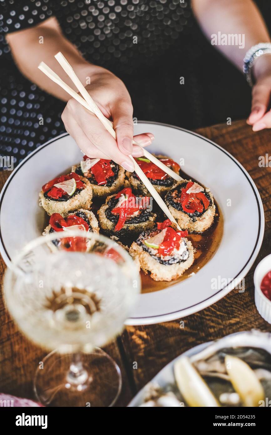 Ragazza che mangia ostriche immagini e fotografie stock ad alta ...