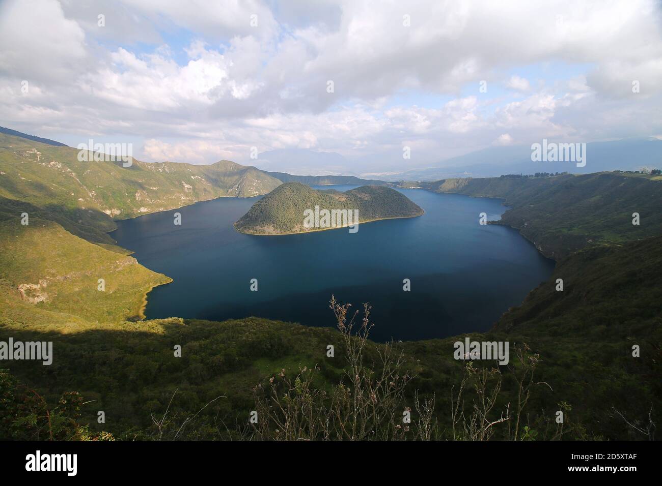 Lago del cratere di cuicocha immagini e fotografie stock ad alta ...