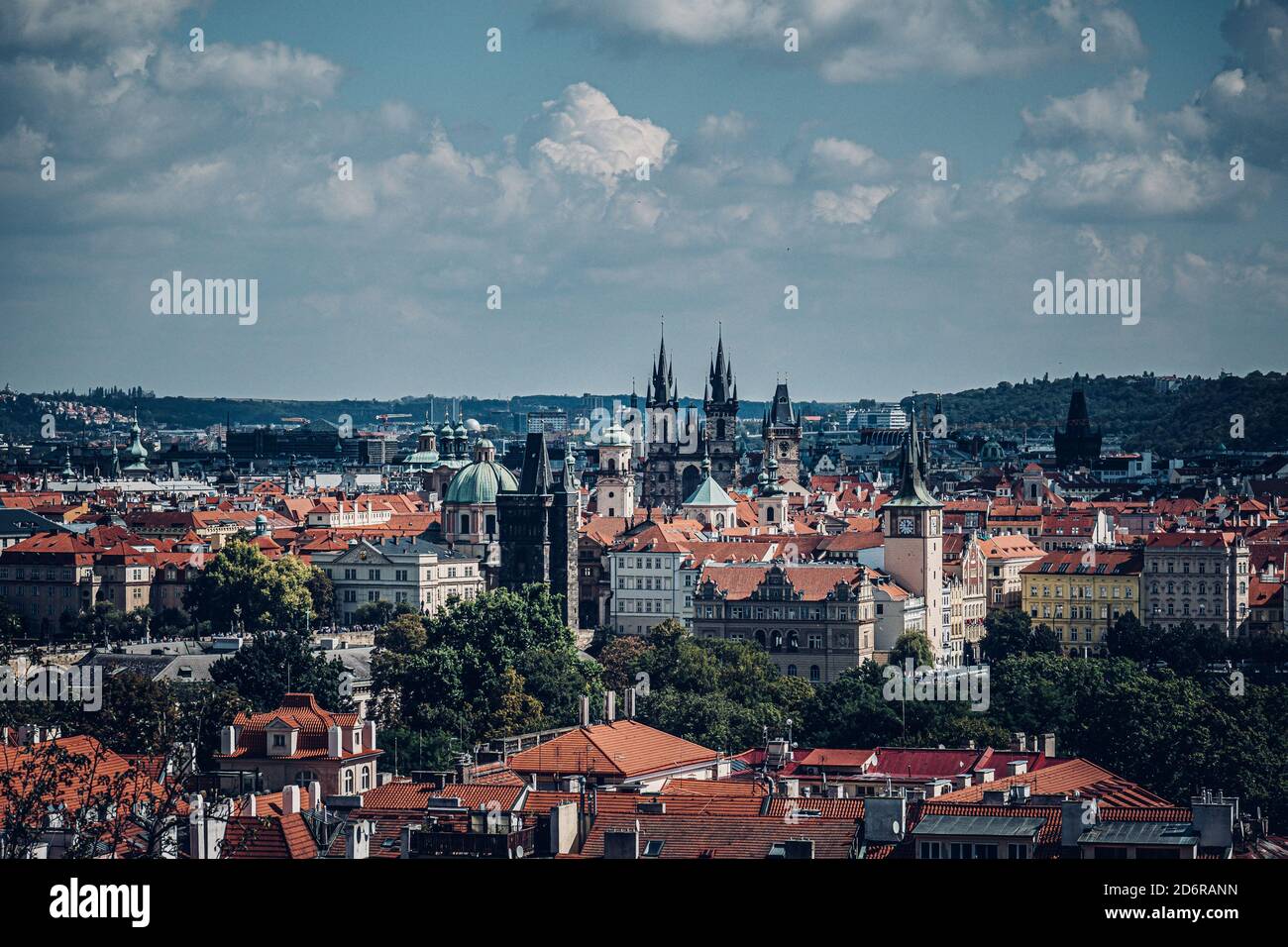 Praga è la capitale e la città più grande della Repubblica Ceca, la ...