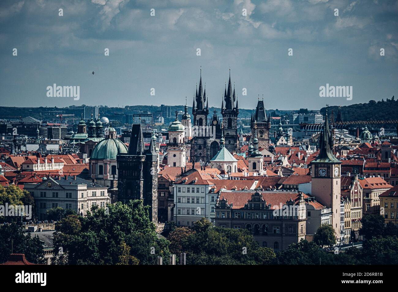 Praga è la capitale e la città più grande della Repubblica Ceca, la ...