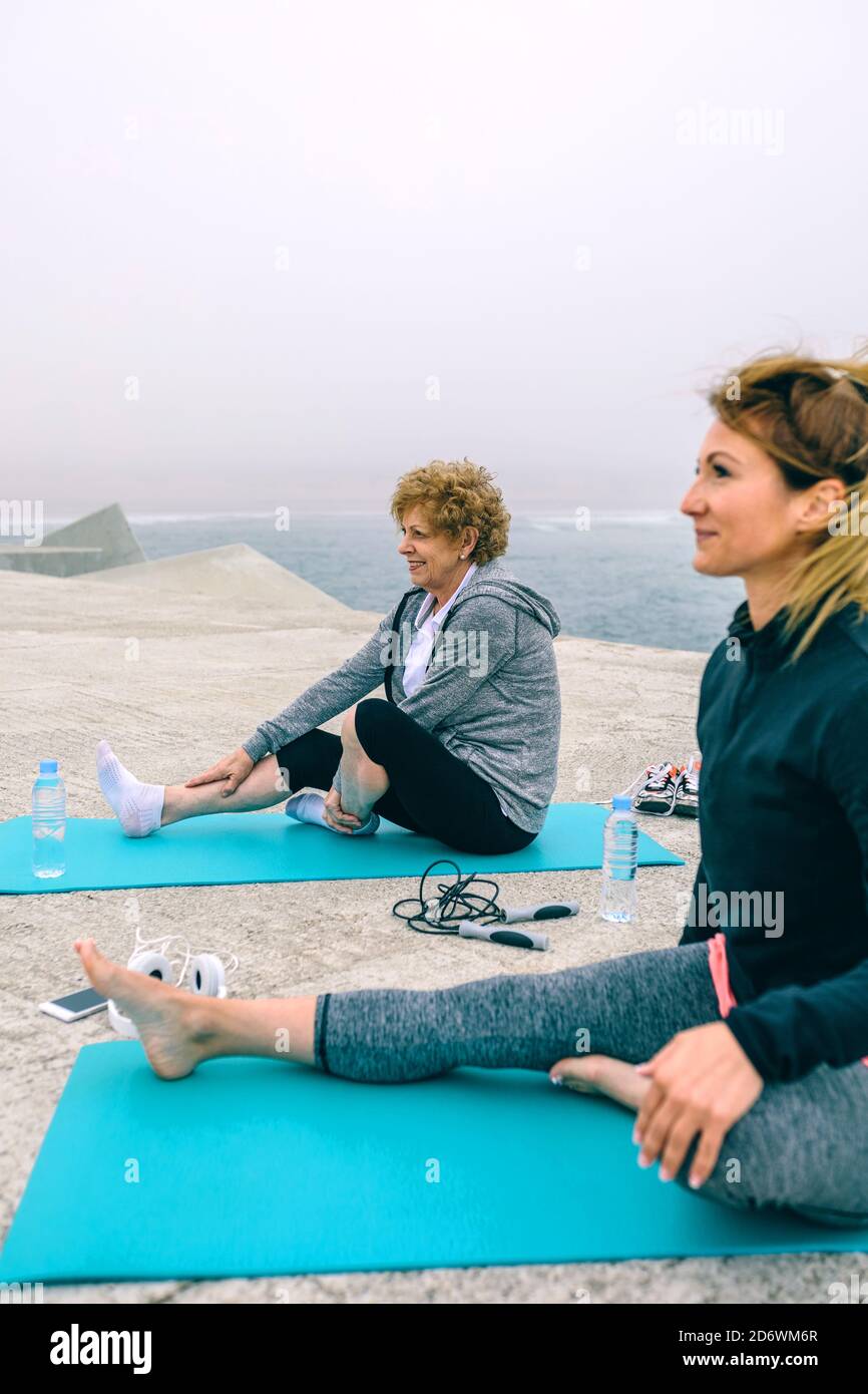 Esercizio di stretching per le gambe immagini e fotografie stock ad ...