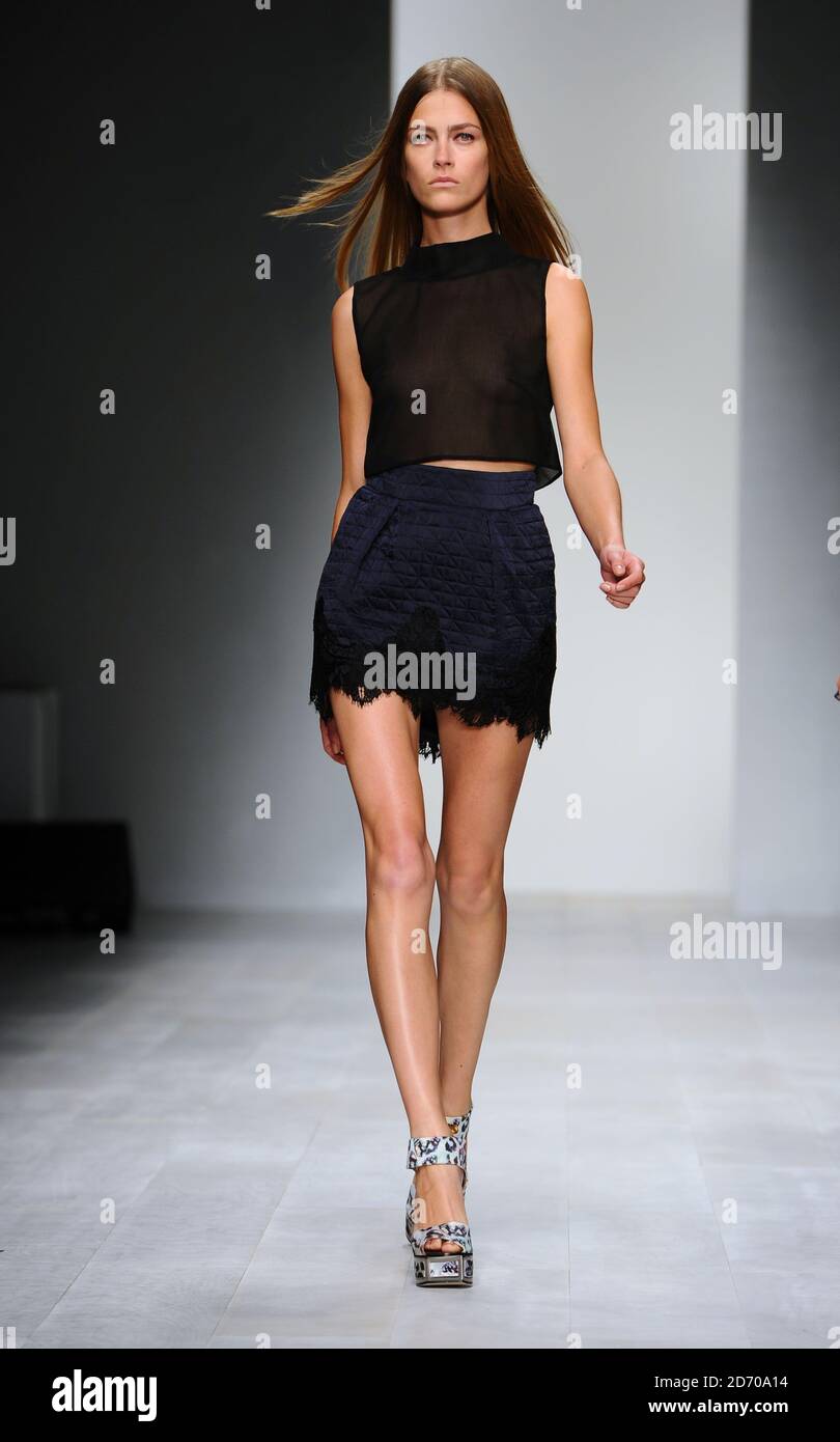 Modella in passerella alla sfilata di feltro in passerella immagini e ...