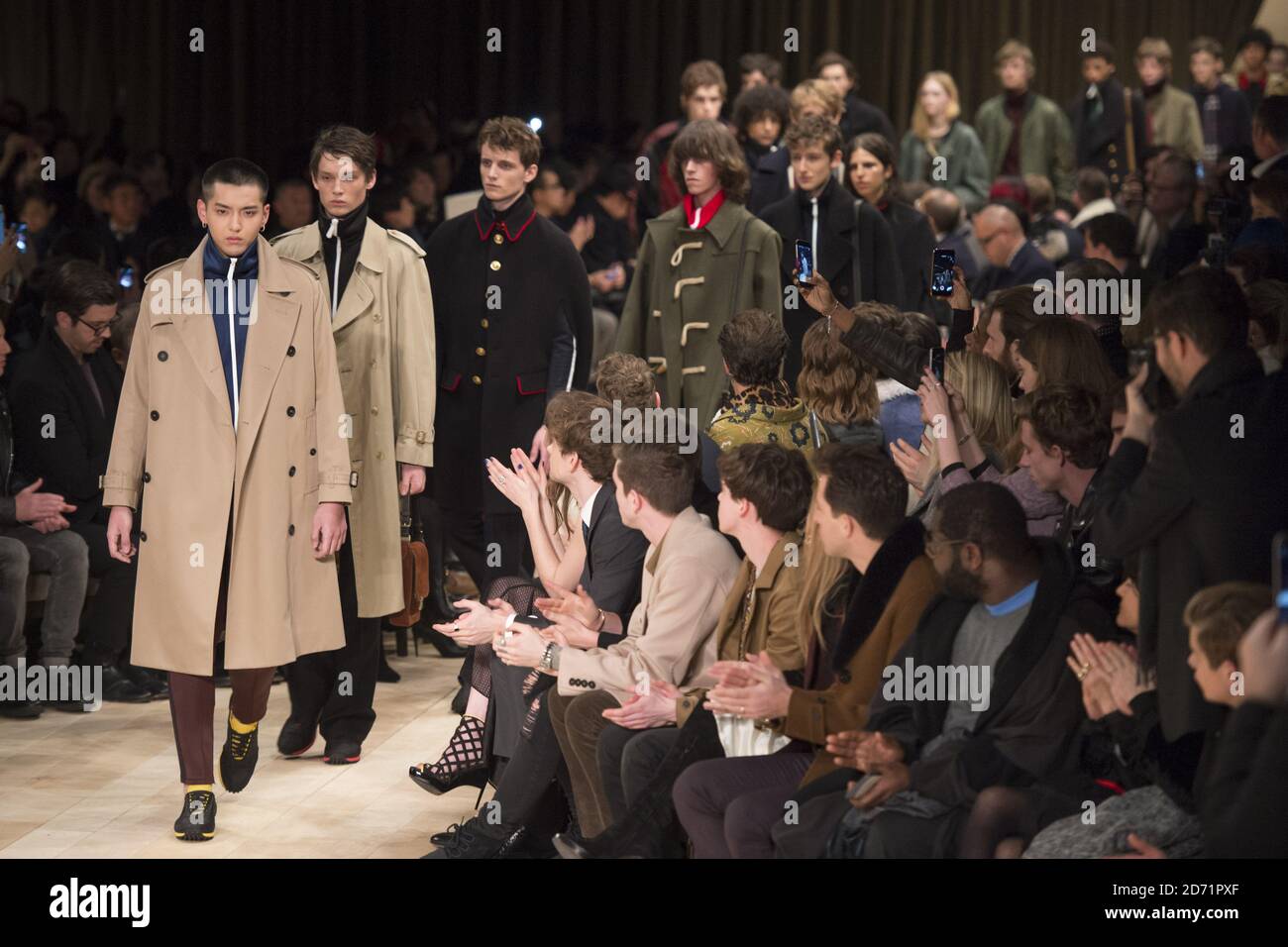 Sfilata di moda a figura intera sfilata passerella modella modelli ...