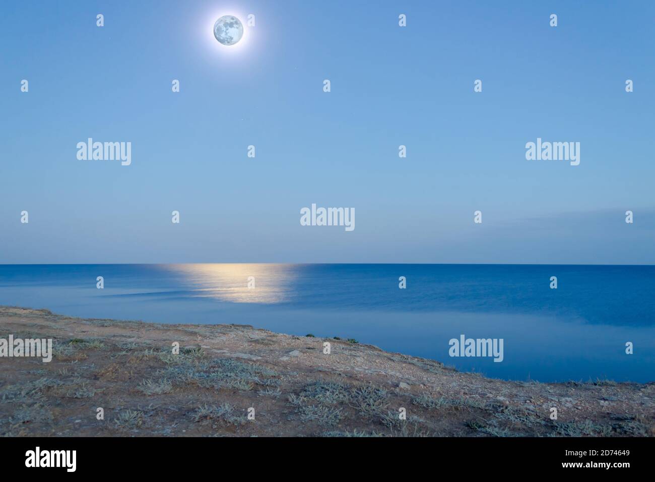 Luna sul mare immagini e fotografie stock ad alta risoluzione - Alamy