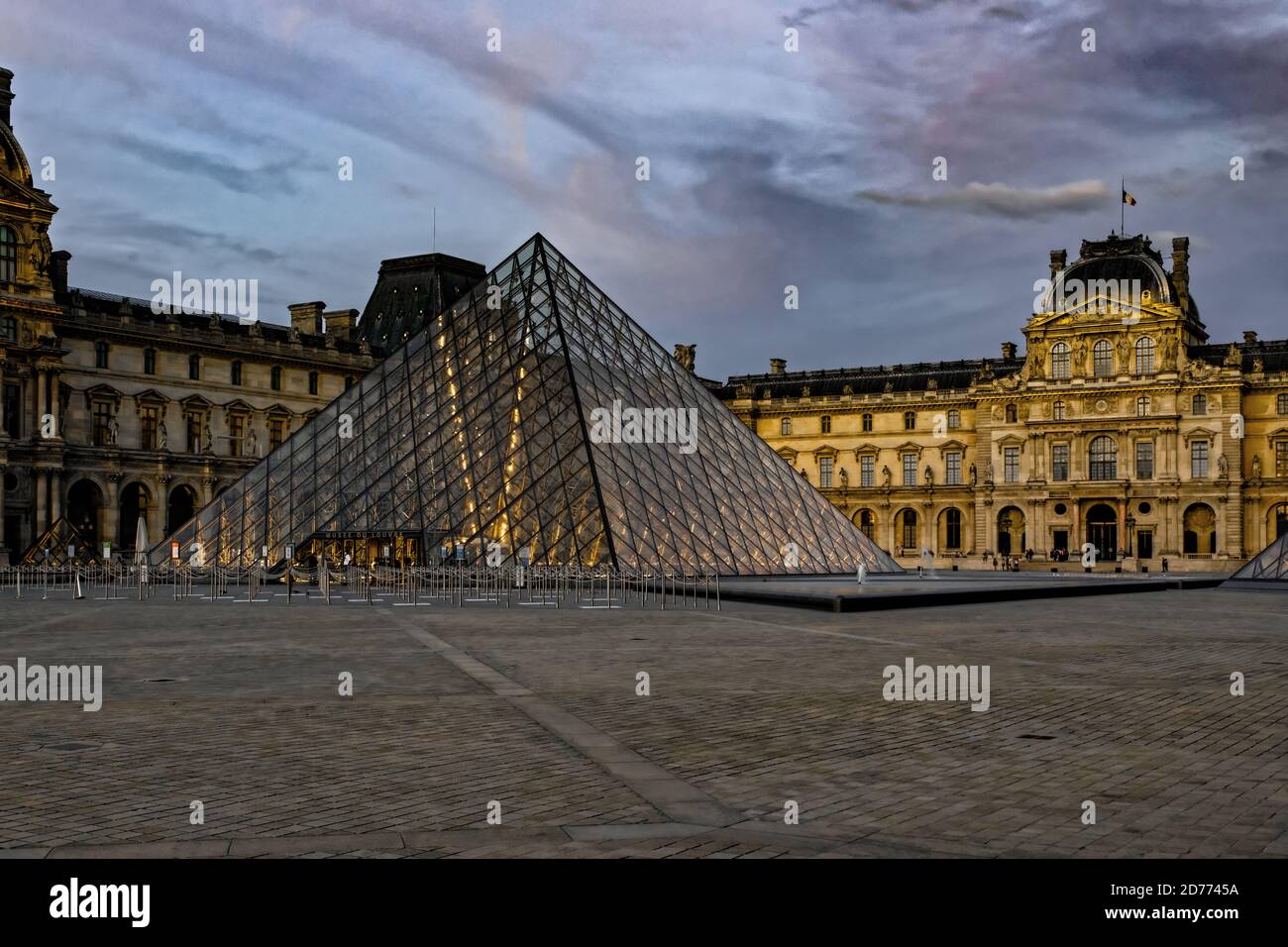 Piramide le louvre immagini e fotografie stock ad alta risoluzione - Alamy