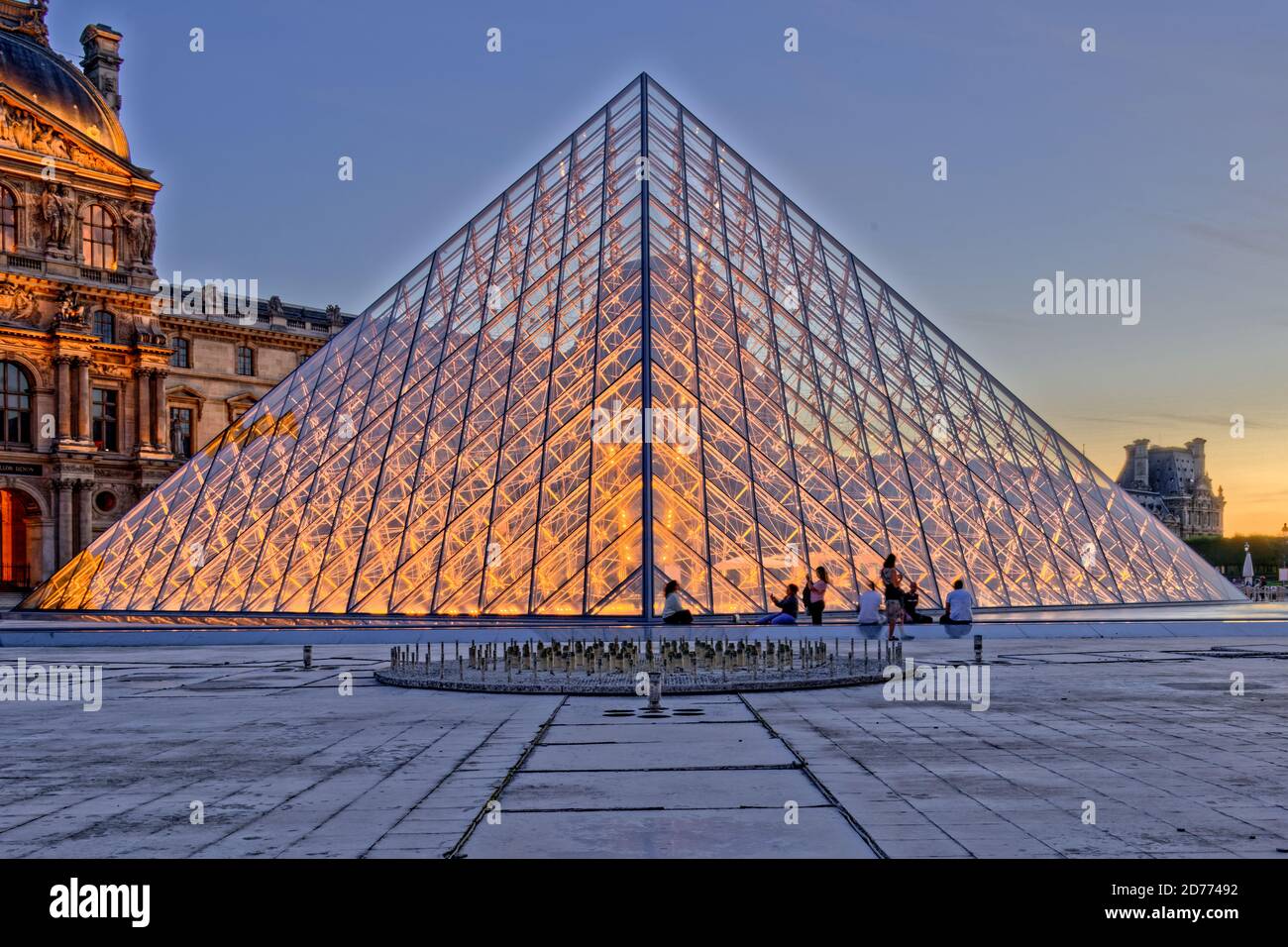 Pyramide Louvre Immagini e Fotos Stock - Alamy