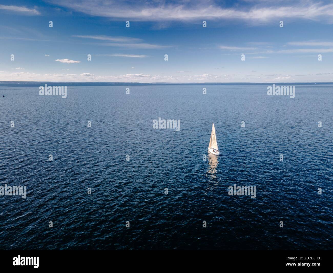 Barca a vela mare calmo immagini e fotografie stock ad alta risoluzione ...