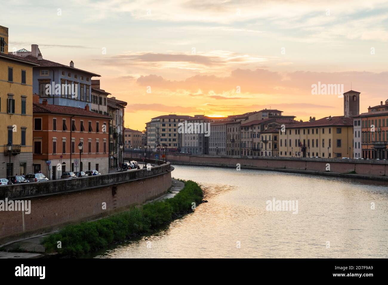 Tramonto sul fiume Arno visto dal Ponte di mezzo, Pisa, Toscana, Italia ...