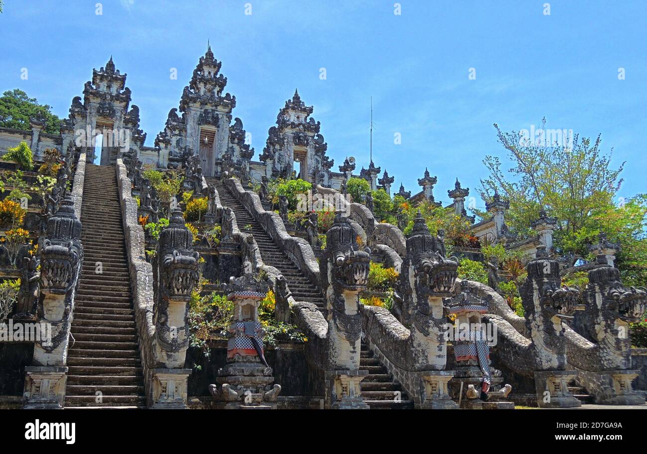 Il tempio di Lempuyang è il tempio più alto di Bali. Qui vedrete la ...