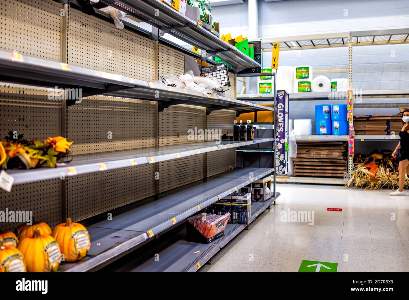 Gli scaffali interni degli scaffali interni visualizzano la vendita ...