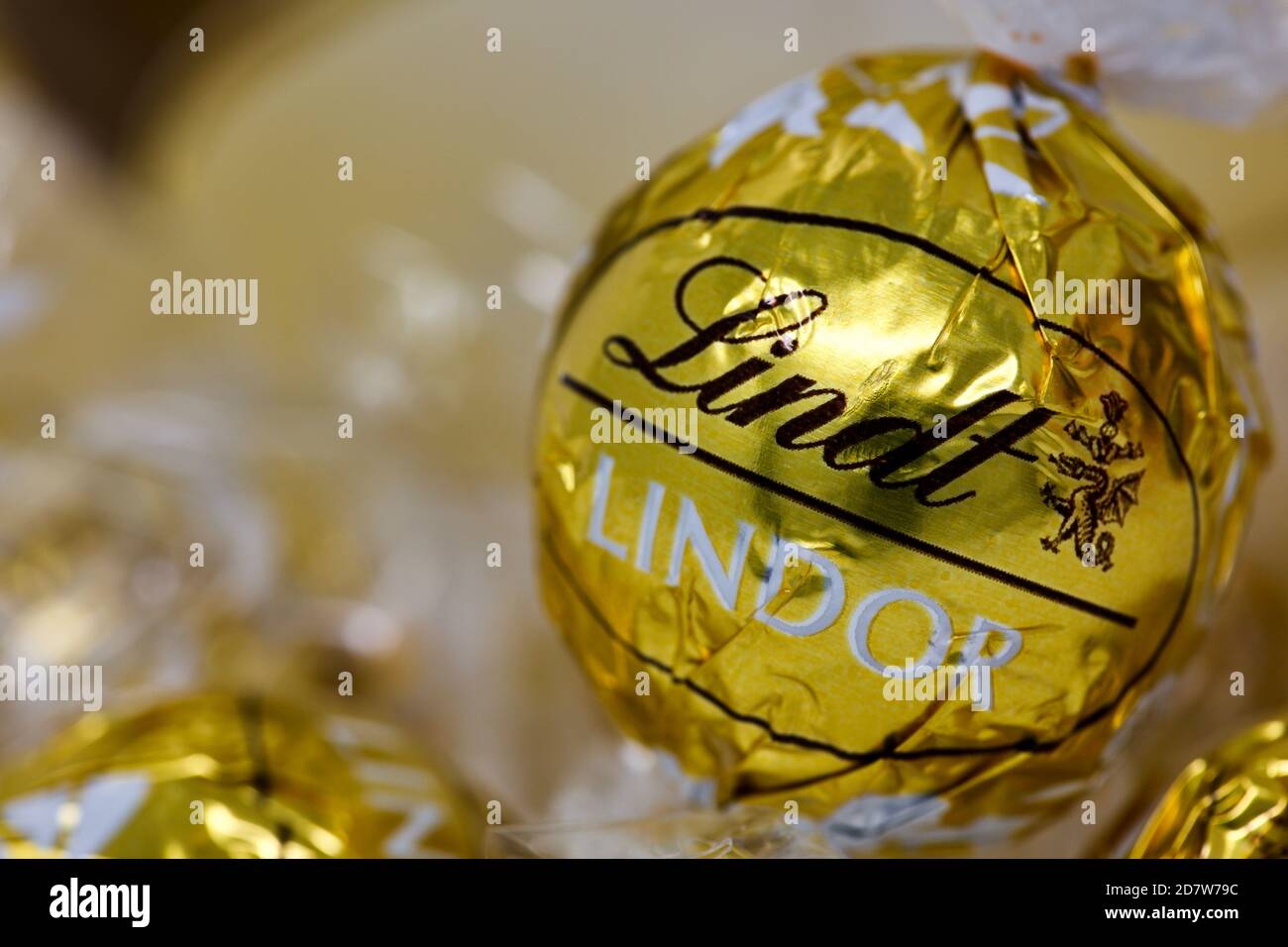 Lindt balls immagini e fotografie stock ad alta risoluzione - Alamy