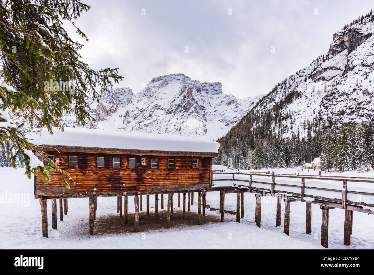 Lago di braies in inverno immagini e fotografie stock ad alta ...