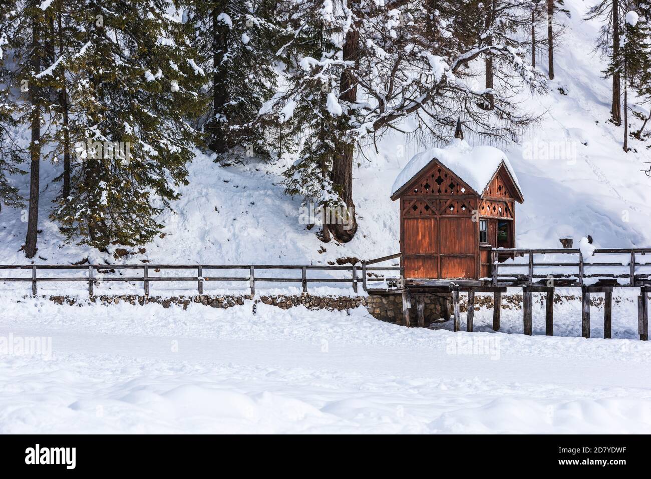 Lago di braies in inverno immagini e fotografie stock ad alta ...