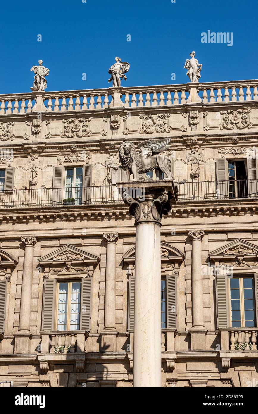 Verona, Piazza delle Erbe. Antico palazzo Maffei in stile barocco e il ...