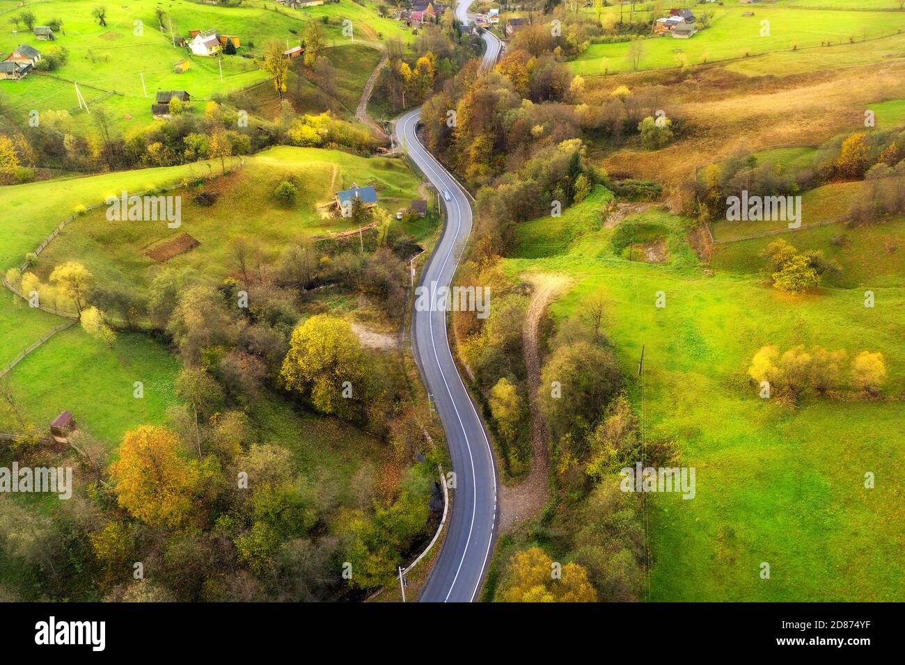 Winding road aerial immagini e fotografie stock ad alta risoluzione - Alamy