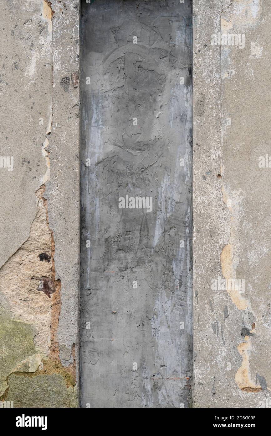 Particolare concreto di una vecchia casa con crepe e intemperie ...