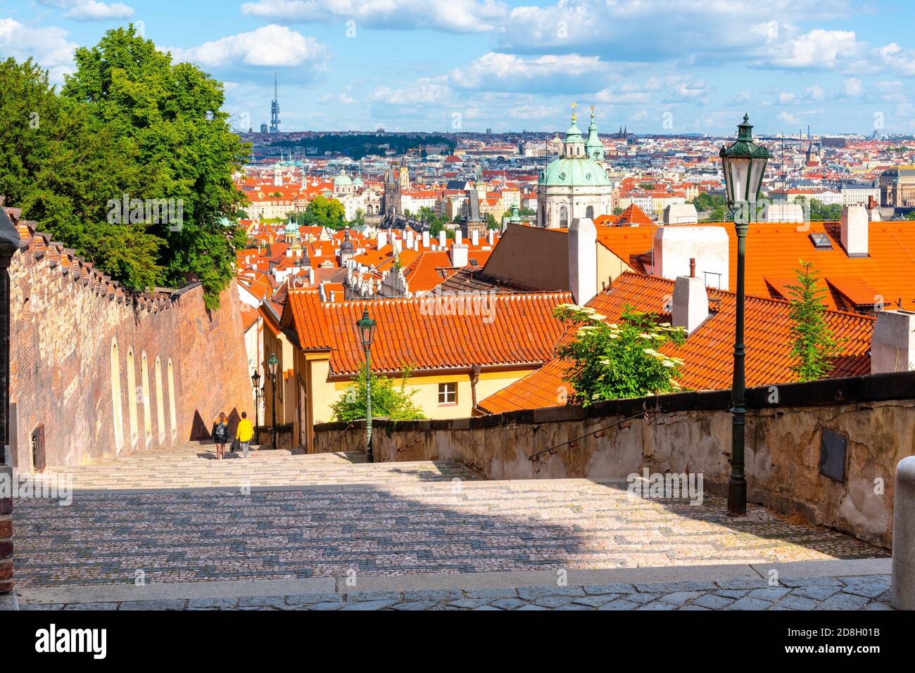 La scalinata del castello di Praga conduce alla città più piccola con ...