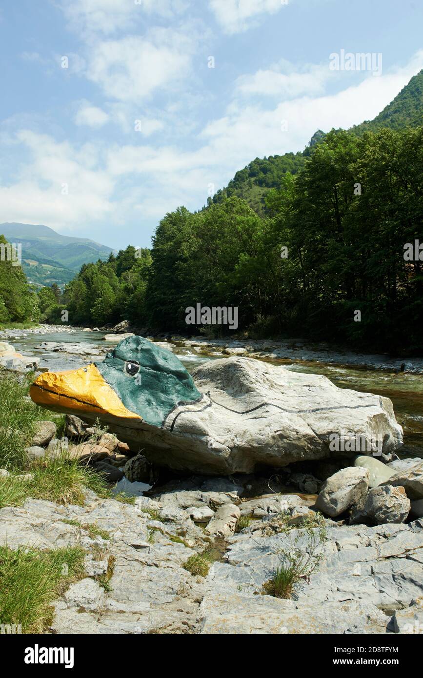 Ponte Nossa (BG), una roccia curiosa incatenata come una papera sul ...