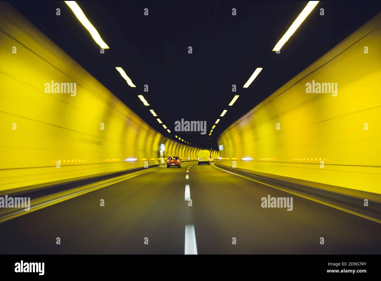 Auto guida attraverso tunnel immagini e fotografie stock ad alta ...