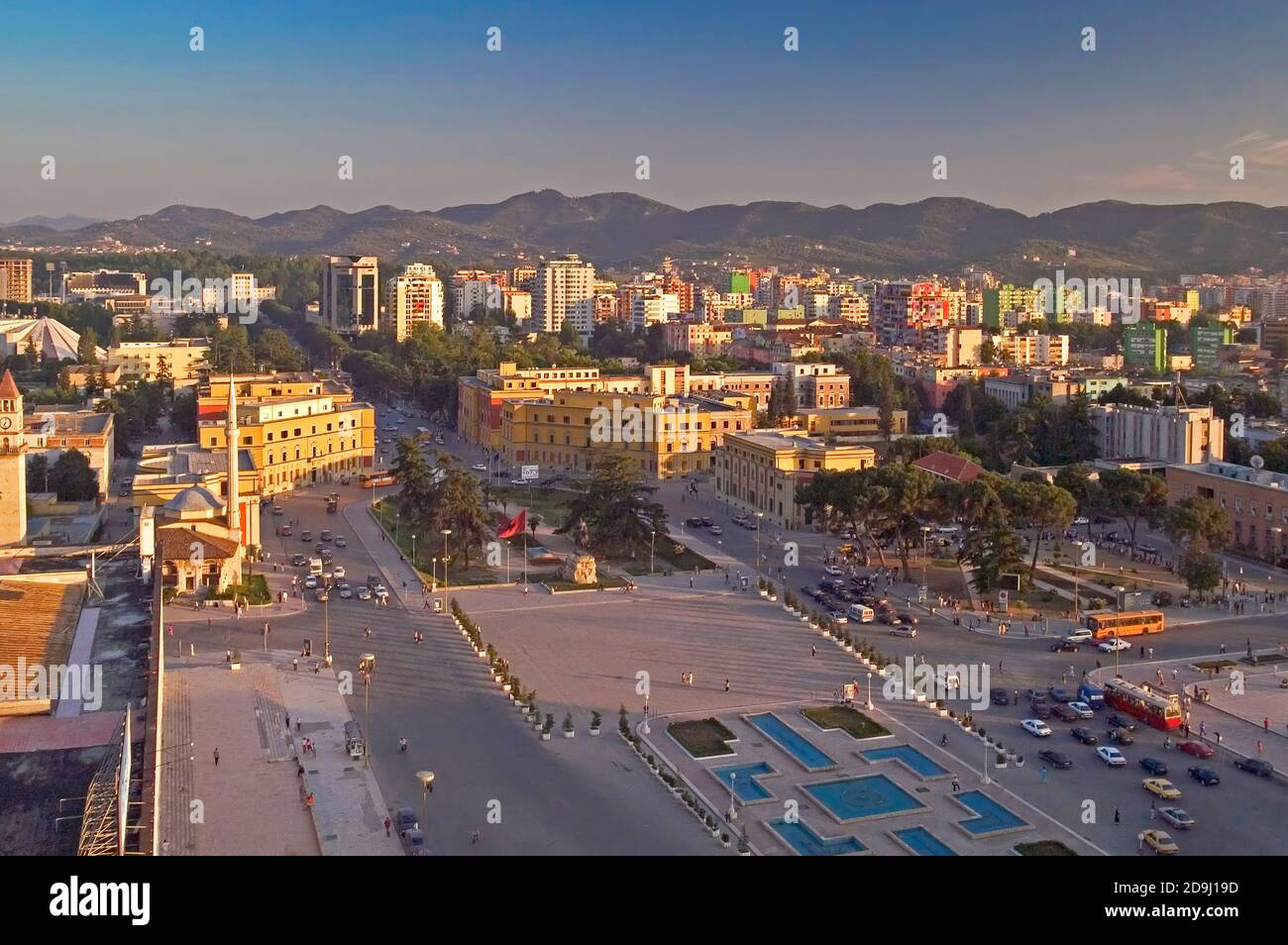 Plaza tirana immagini e fotografie stock ad alta risoluzione - Alamy