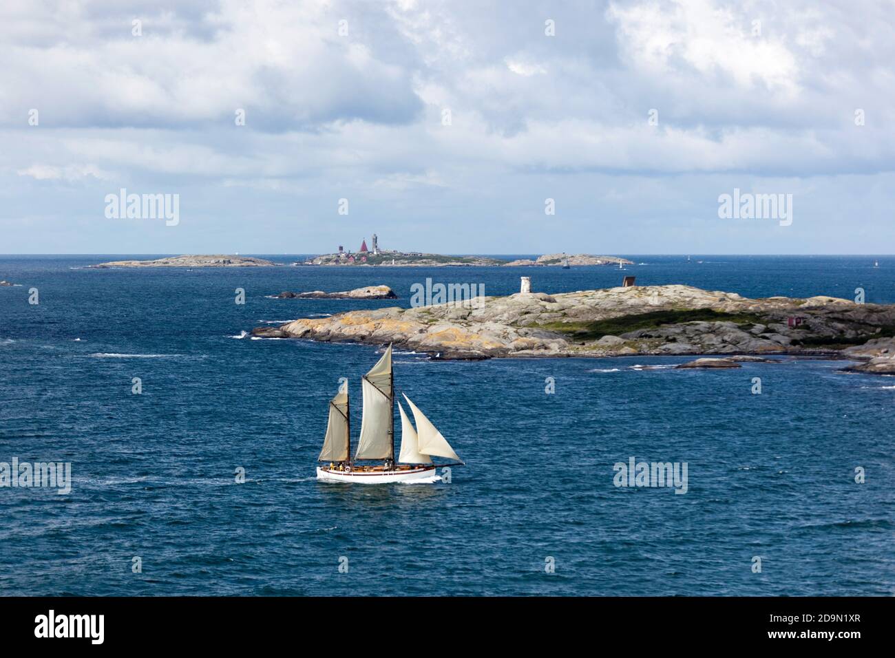 Barca a vela di fronte alle isole dell'arcipelago tra fedjefjord e ...