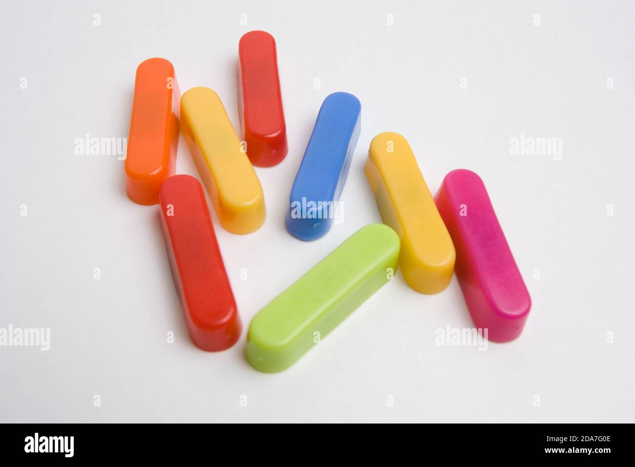 I numeri e i simboli colorati in plastica dei magneti per frigoriferi ...