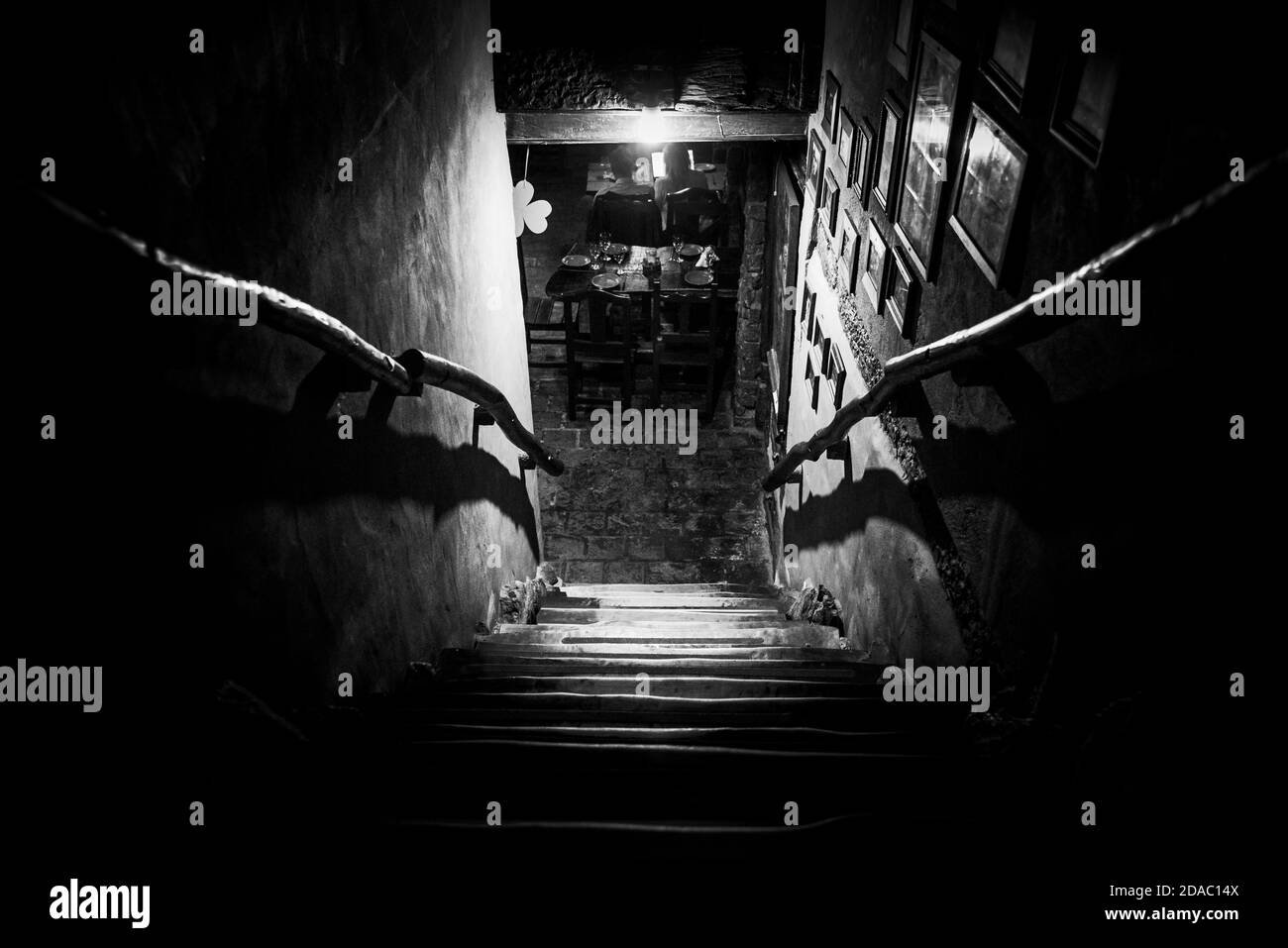 Spettacolare punto di vista delle scale spaventose dal lato superiore ...