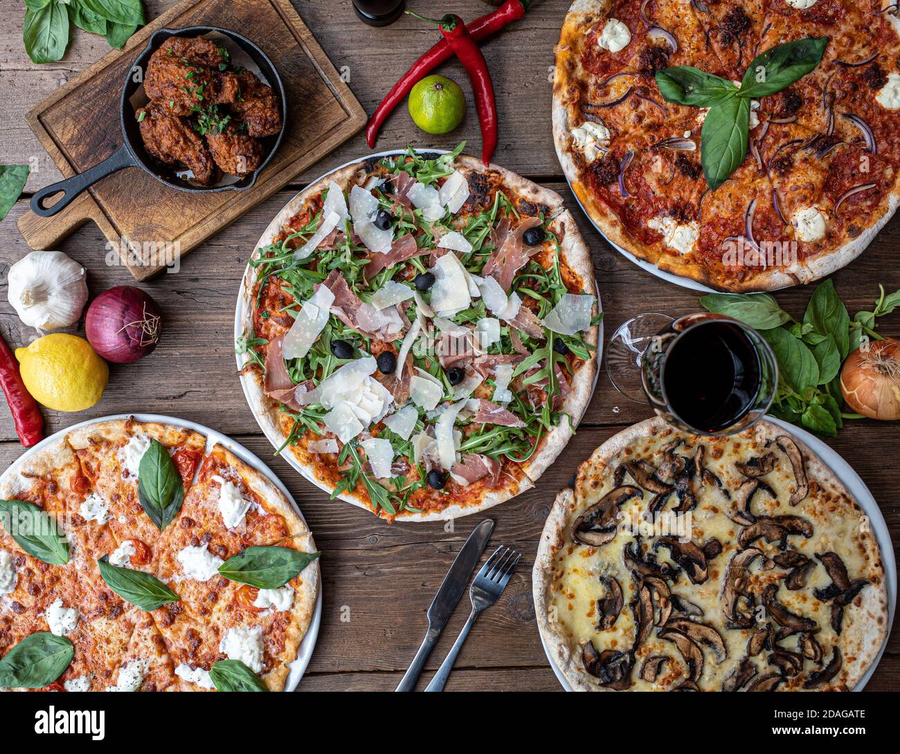 Forno a legna pizza margherita immagini e fotografie stock ad alta ...