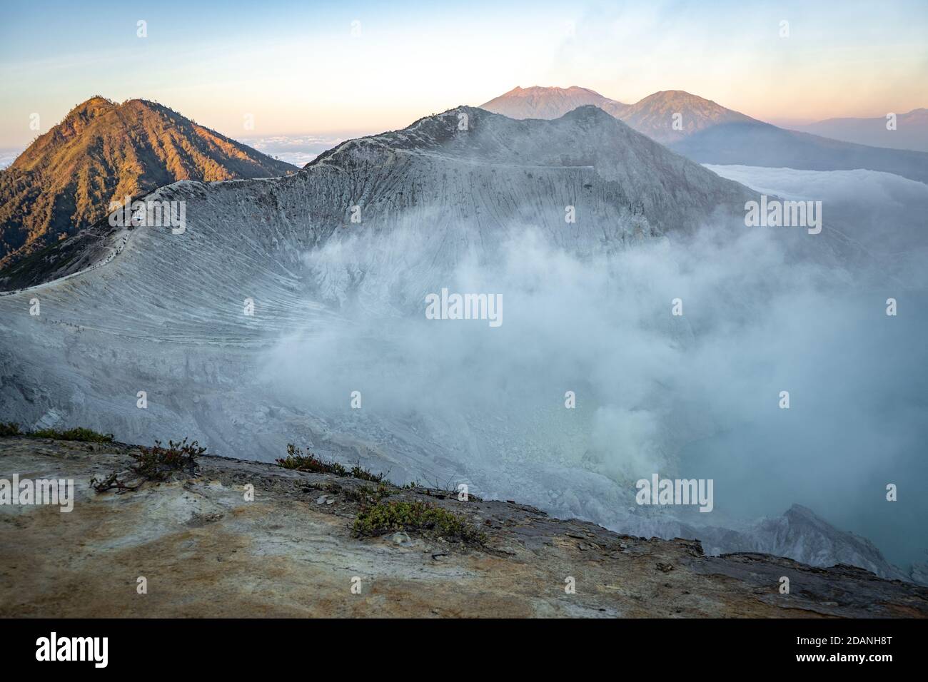 Estrazione di zolfo sul lago del cratere del vulcano ijen immagini e ...