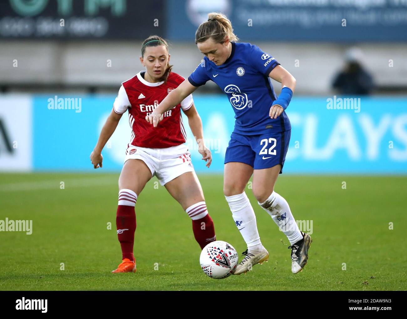 Katie McCabe di Arsenal (a sinistra) e Erin Cuthbert di Chelsea ...