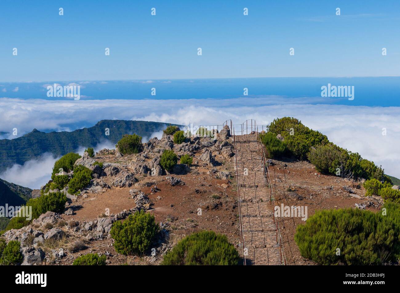 Sentiero escursionistico il passaggio dalla montagna Pico Arieiro a ...