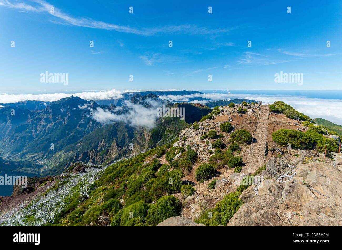Sentiero escursionistico il passaggio dalla montagna Pico Arieiro a ...