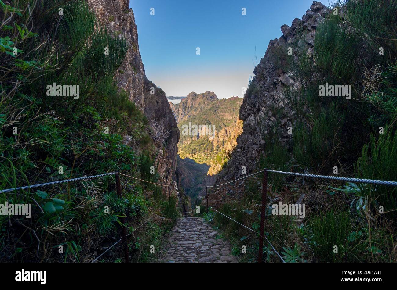 Sentiero escursionistico il passaggio dalla montagna Pico Arieiro a ...