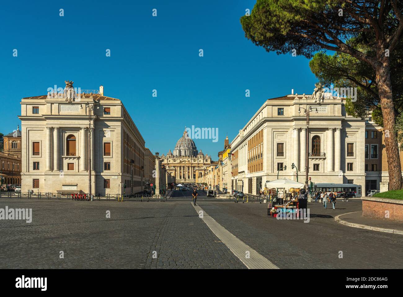 Piazza san pietro con obelisco e basilica di san pietro immagini e ...