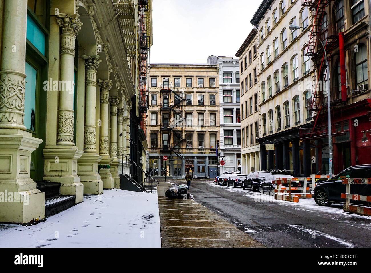Tempesta di neve invernale a New York City con neve alta caduta, auto ...
