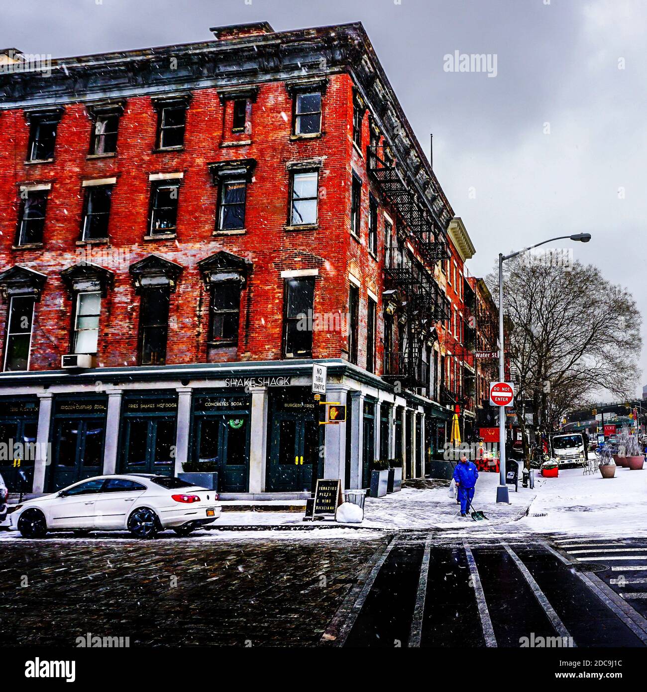 Tempesta di neve invernale a New York City con neve alta caduta, auto ...