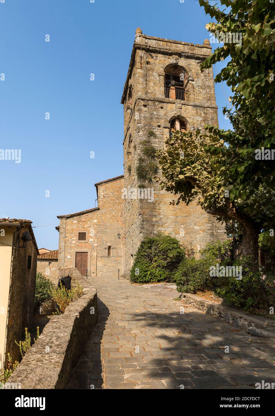 Antica torre medievale in pietra Torre della Campanaria a Montecatini ...