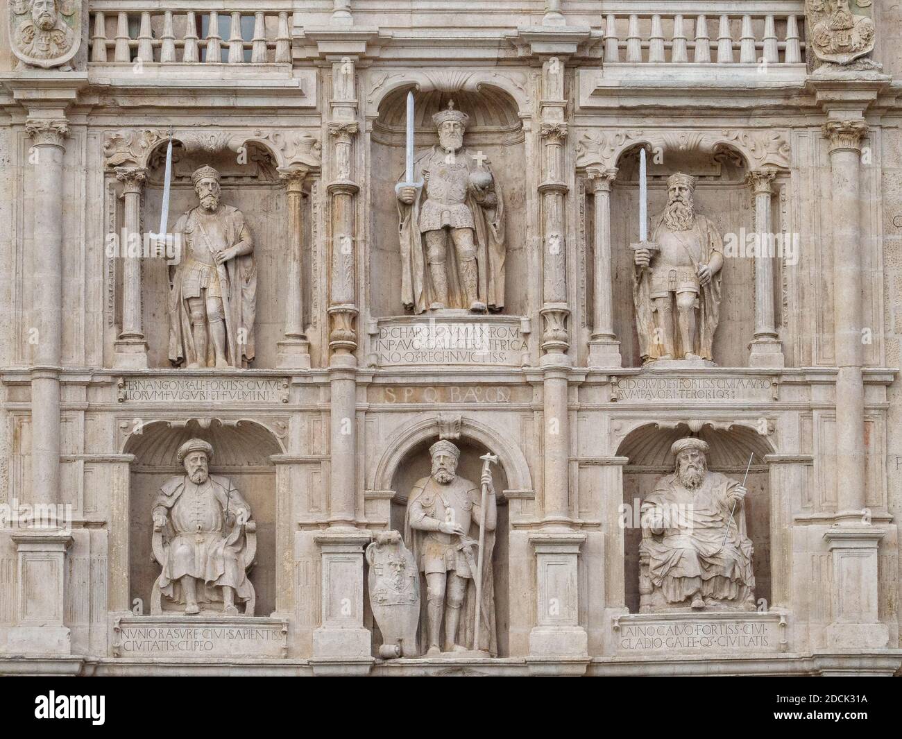 Sculture in pietra medievale con spada immagini e fotografie stock ad ...